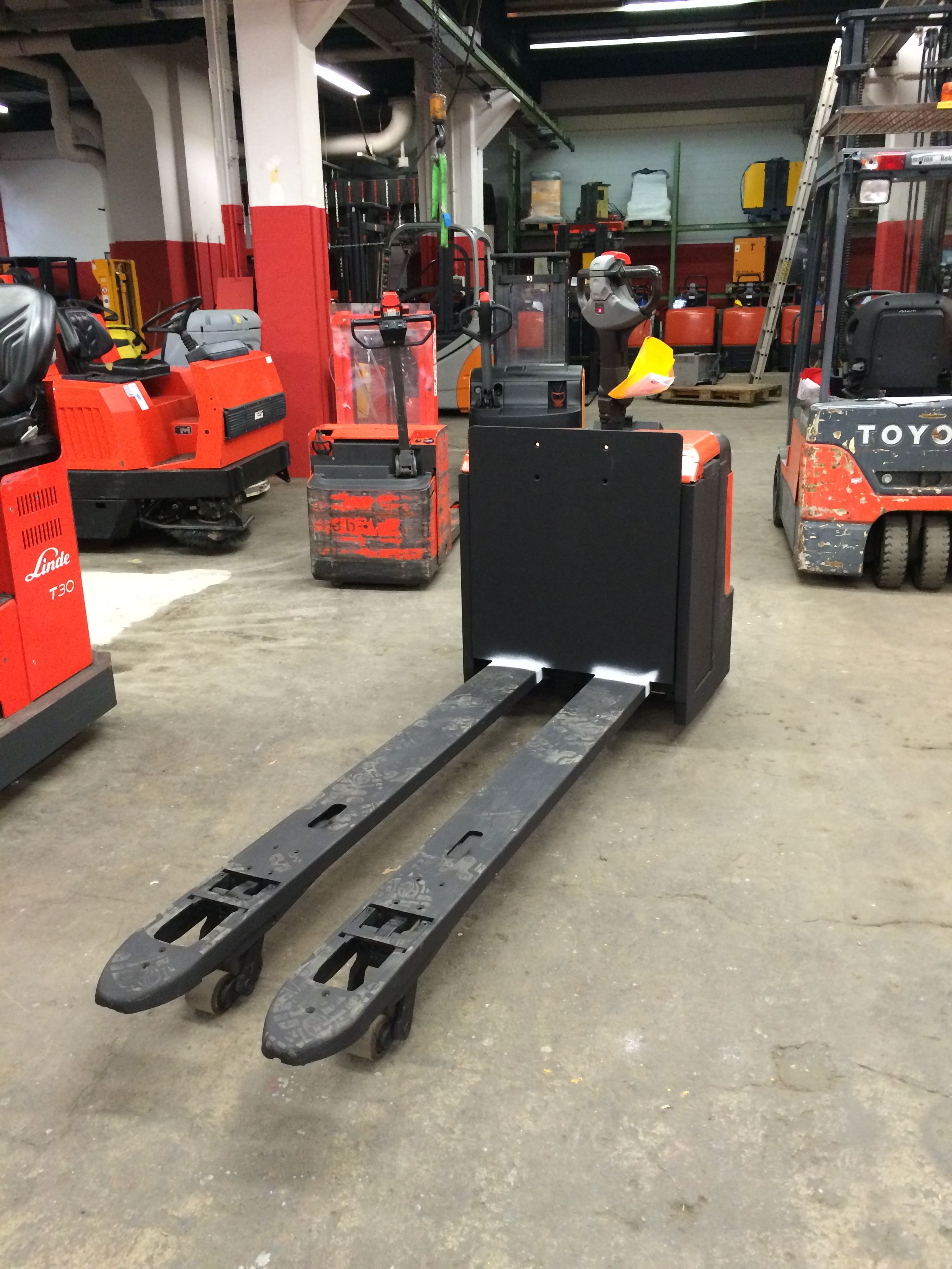 BT | LPE 240 S - lange Gabeln | Niederhubwagen | Lagertechnik | DUESSEL ...