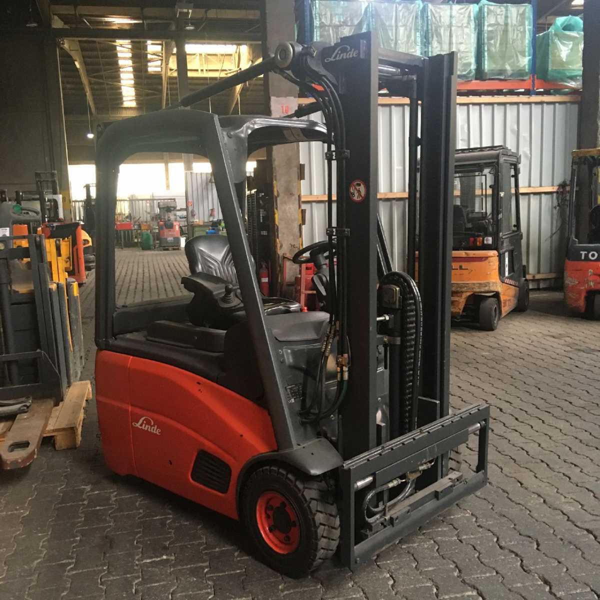 Linde | E16 - 01 | Elektro 3-Rad | Frontstapler | DUESSEL-STAPLER ...